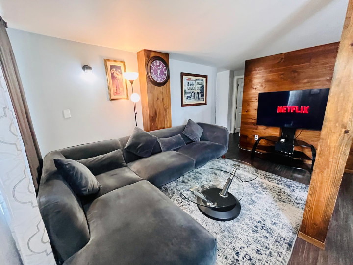 Entire Unit In A Triplex With Private Entrance - Sherbrooke