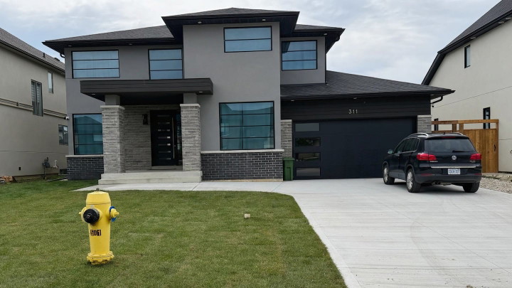 Bright & Luxurious Home With Office Space - Amherstburg