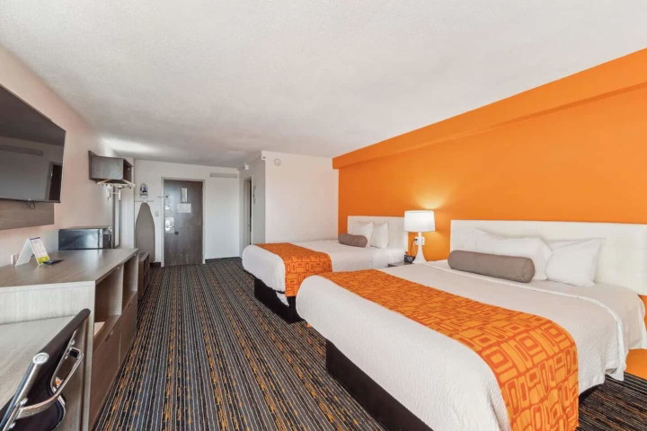 Hojo Lexington | 2 Queen | Mountain Views - Lexington, VA