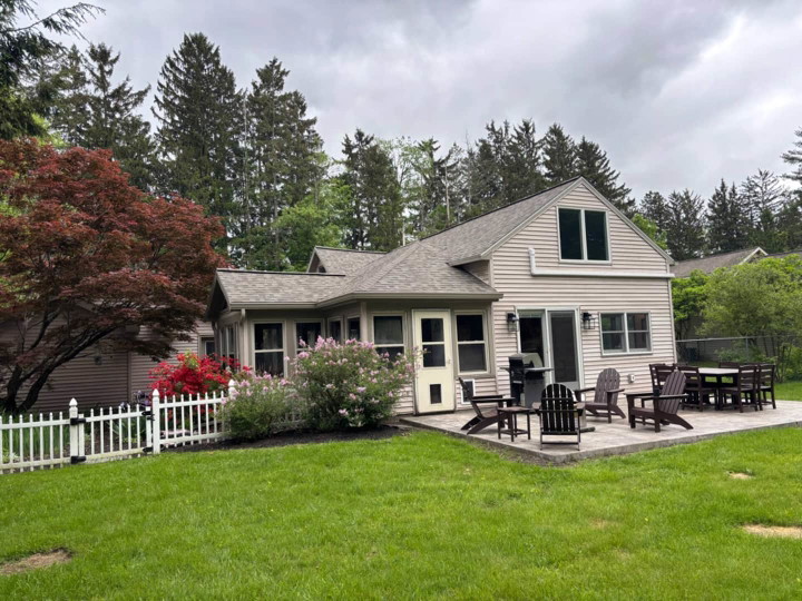 Quiet Cottage Close To Track, Town, & Lake - Saratoga Springs, NY