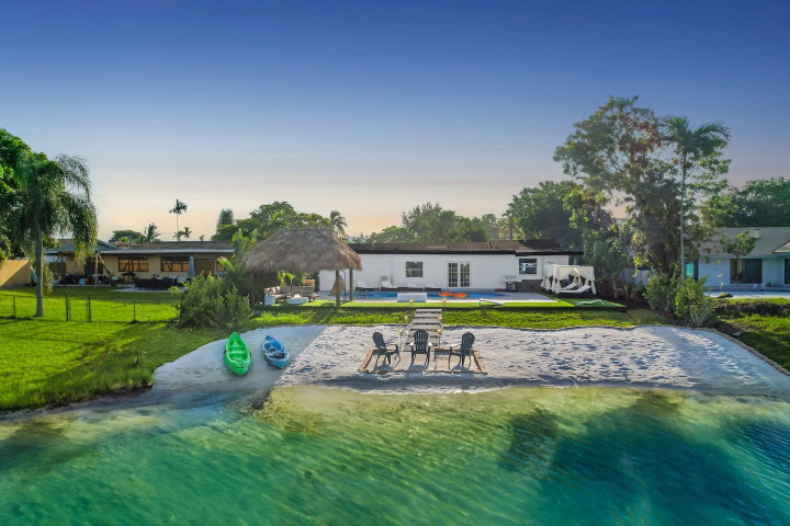 Paradise Sunset | Waterfront Home | Firepit Kayaks - Surfside, FL