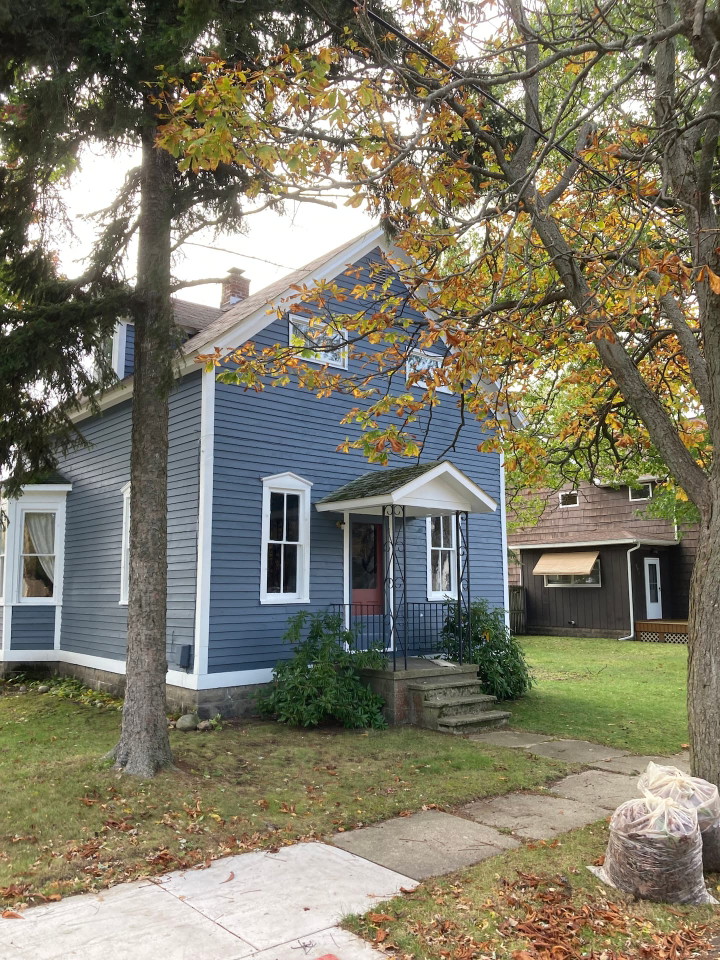 Beautiful 4 Bedroom Home, Walk To The Lake! - Manistee, MI