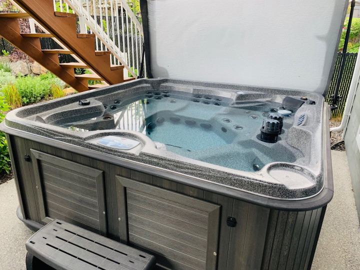 Mountain View Retreat W/ Hot Tub - Lake Country
