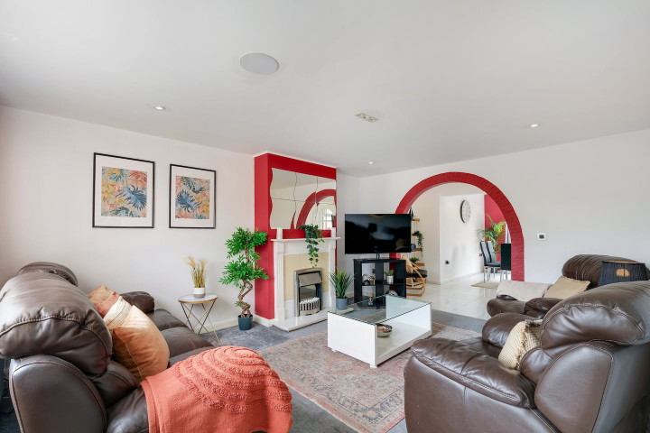 Elegant 5br Home With Free Ev Charger, Garden - Staines-upon-Thames