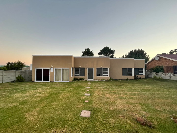 Spacious 3 Bedroom Home In Kleinmond - Kleinmond