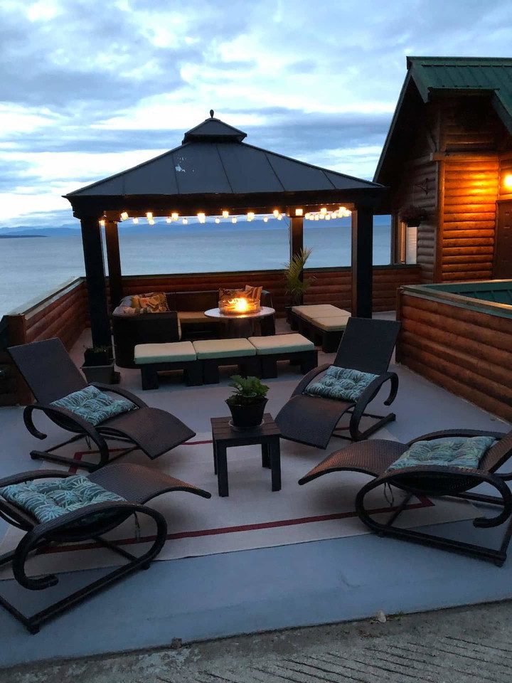 Family Oceanfront Log Home Watercraft Included - Hornby Island