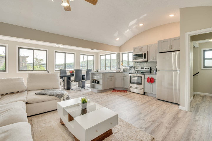Walk To Harveys Lake! Modern Apt W/ Water Views - 댈러스