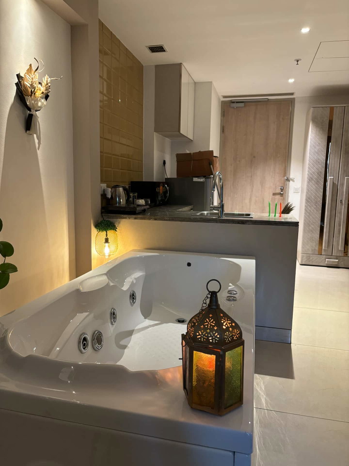 Jacuzzi, Infinity Pool, & Luxurious Bedroom, M3m - Gurugram