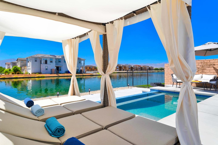 Elegant Lakefront Villa Brezza Del Lago - Coachella, CA
