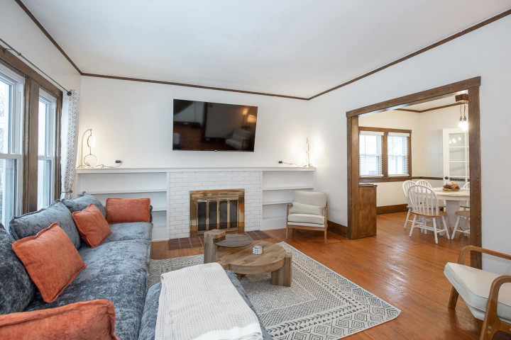 Charming Renovated 4br Home In Lakewood - Berea, OH