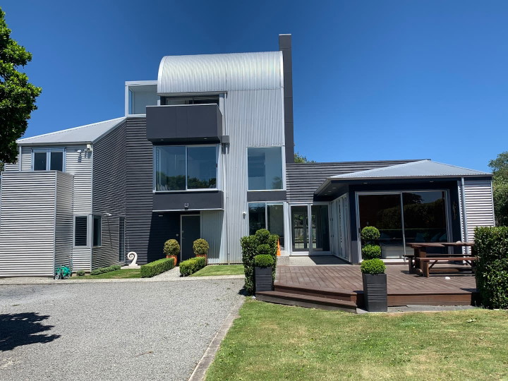 Location, Location, Location. Luxury Living So Close To Town Square - New Zealand