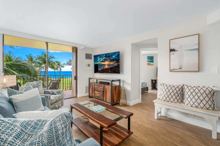 Modern & Polished Oceanfront Vistas - Maui, HI