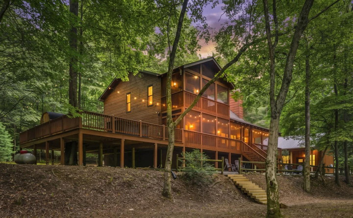 Riverfront Cabin: Hot Tub, Sauna, Arcade & Views - Ellijay