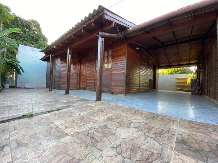 Casa Agradável Com Estacionamento Incluso - Porto Alegre