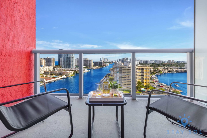 Sun & Sea | Studio W/ Balcony Near Beach - Aventura, FL
