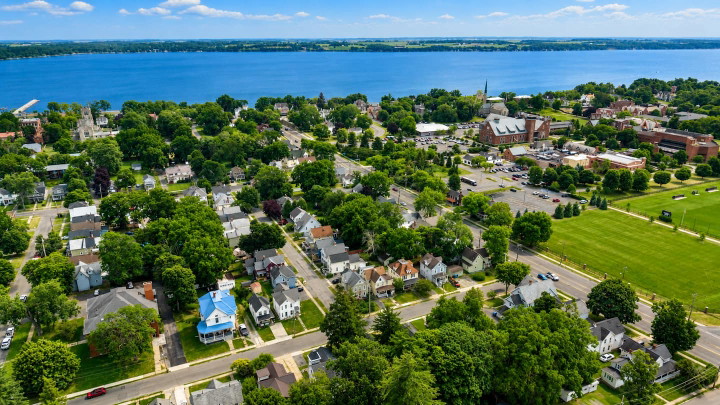 Near Wineries | Sleeps 9 | Walking Distance To Gen - Geneva, NY