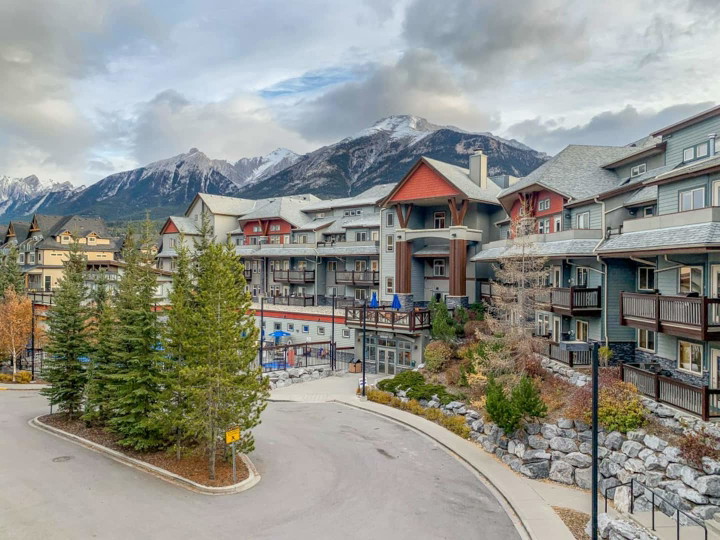 Cozy Canmore Condo + Underground Parking + Hot Tub - Alberta