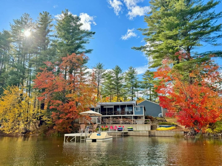 Big Pine Lakefront Cottage, Dock, Kayaks & Firepit - Lake Winnipesaukee, NH