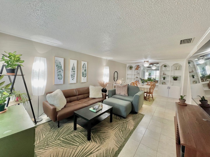 Clean, Comfortable, And Close To Campus! - Gainesville, FL