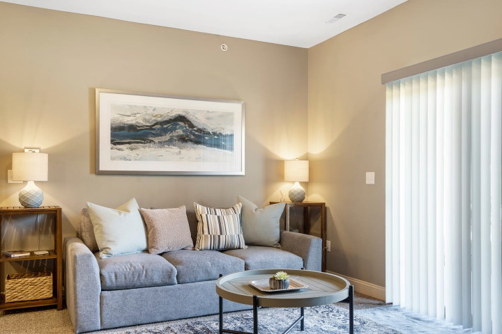 King & Queen Ground Floor End Unit W/amenities - West Des Moines, IA