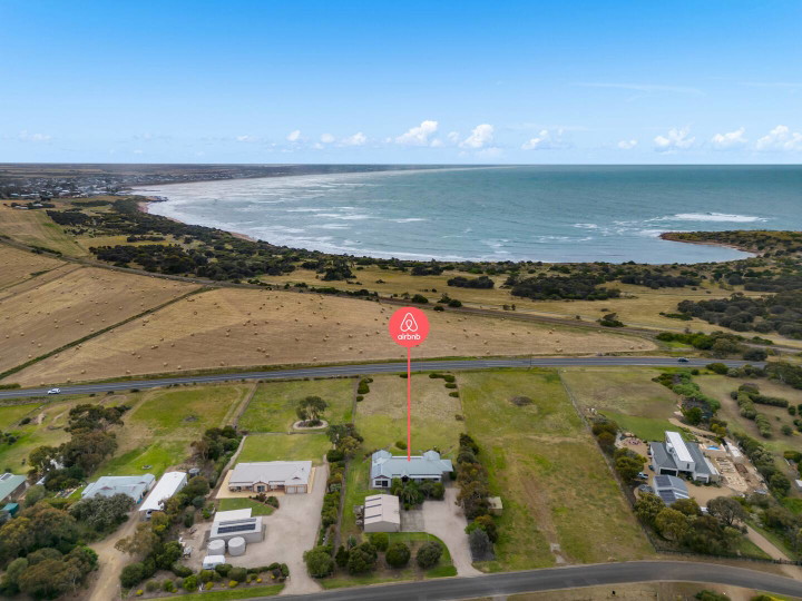 Sea Breeze - Spacious Home With Lovely Ocean Views - Port Elliot