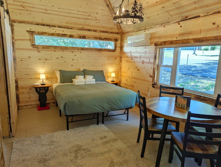 Fireside Cabin 1a | Vaulted Pine, W/bunks & Ada - Baraboo, WI