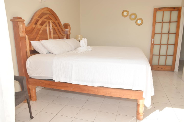 King & Queen 2br With Kitchen Fridge, 2 Ac & H/wtr - Montego Bay