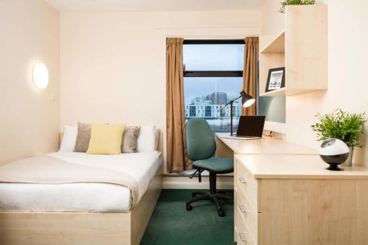 Six Bedroom Apartment In Newport - Usk