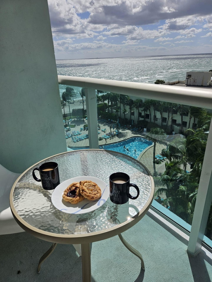 Beachfront Ocean Views 1/1 Apt - Hollywood, FL