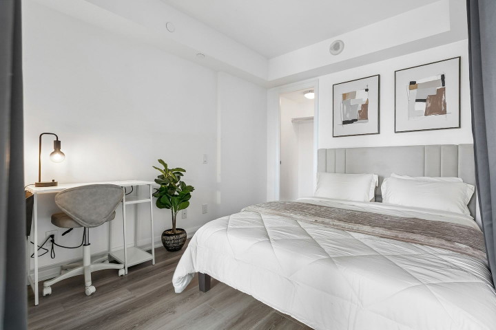 Stylish 2br Yorkville Condo + Futon | Sleeps 4 - Toronto
