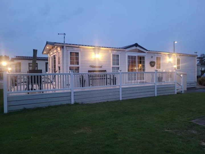 6 Berth 2 Bed Luxury Caravan With Large Decking - Skegness