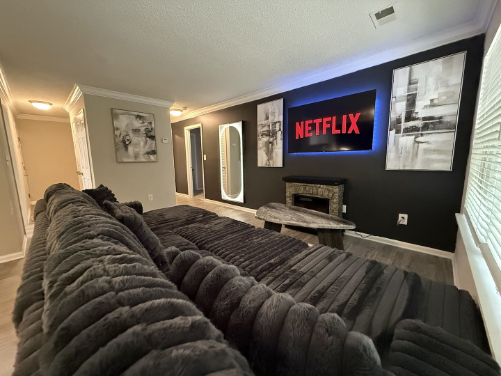 Perimeter Mall Retreat | King Bed & Fireplace - Sandy Springs, GA