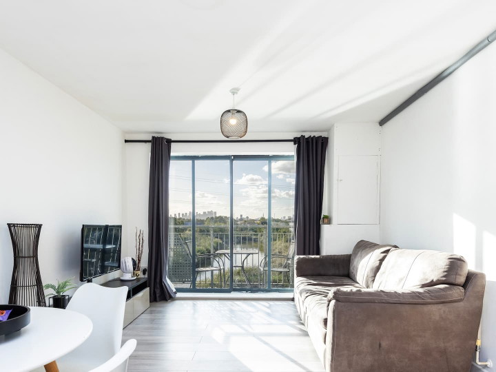 Stunning 2 Bed Flat With City Views - Barking