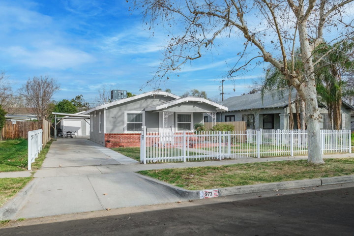 Cozy 2b/1bth W Spacious Parking Inside Fence - Fresno, CA