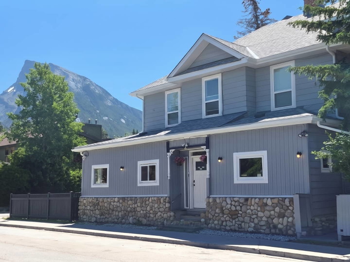 Maison De Caractère Confortable Dans Le Centre-ville De Banff - Banff, AB, Canada
