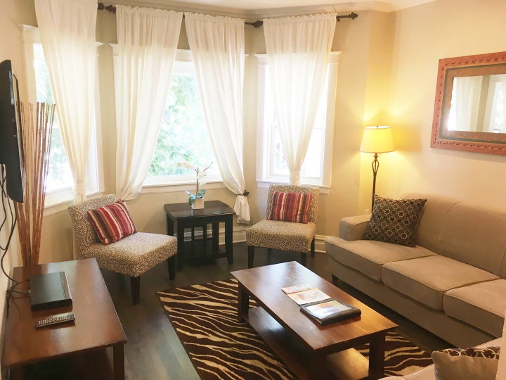 Roscoe Village Guesthouse - Chicago, IL