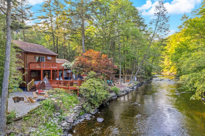 New! Waterfront Pocono Retreat - Heaven's Cabin - Bushkill, PA