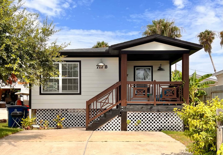 Sandbar Bungalow-2 Bedroom- Central Location, Near The Beach, & Dog Friendly! - Port Aransas, TX