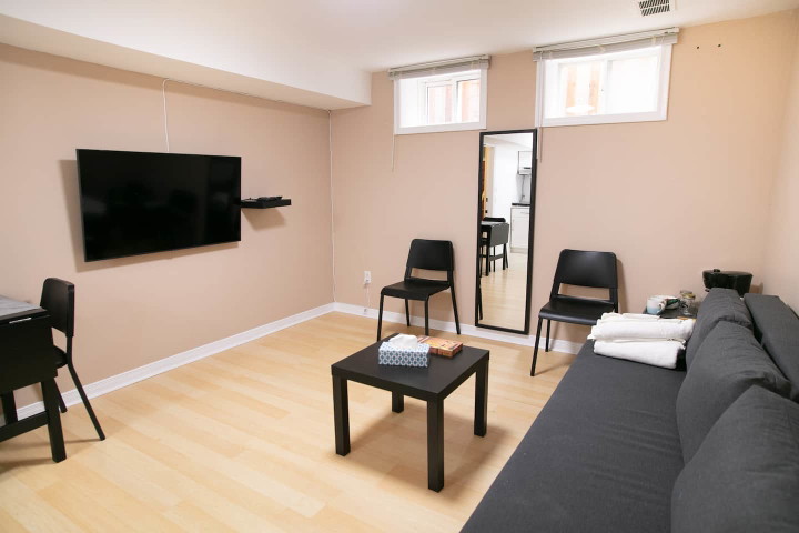 Cozy Studio With Private Entrance & Parking - Ontario