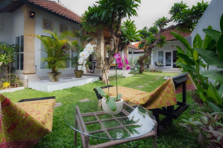 Cozy Bungalow Living Room And Kitchen In Sanur - Denpasar