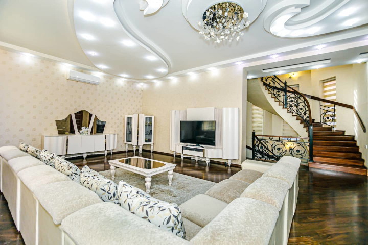Villa With Heated Pool In The City Center - Baku
