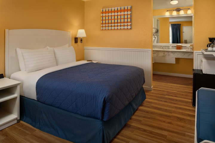 Queen Room Pet-friendly - Carmel-by-the-Sea, CA