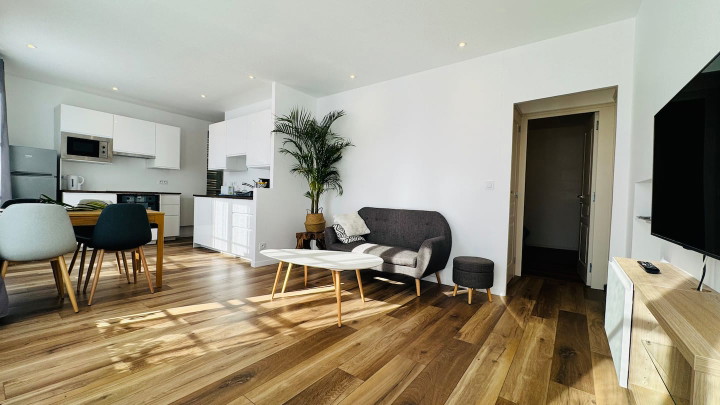 Bright 2-bedroom. Completely Renovated In The City Center - Avallon
