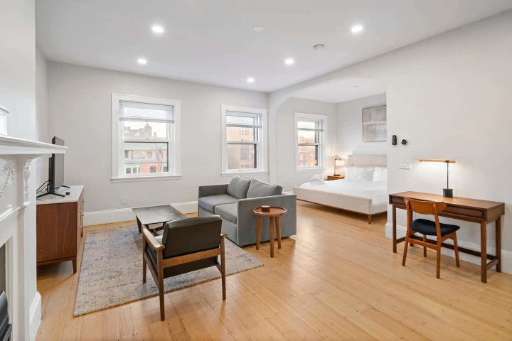 Charlesgate Suites: Newly Renovated Studio - Dorchester, MA