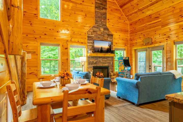 Cozy Cub - Treetop Soaks, Game Nights & Cookouts - Gatlinburg, TN