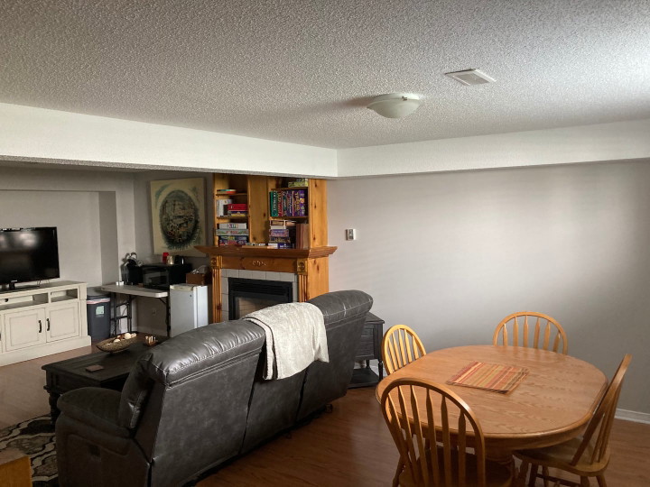 2 Bdrms With Spacious Living Room And Private Bath - Kingston