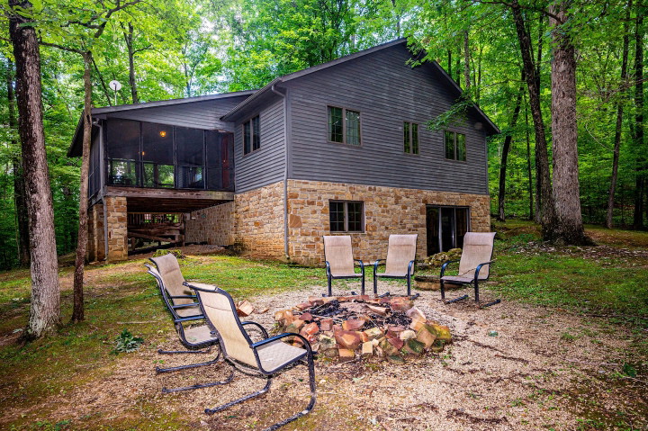 Elm Lodge Vacation Cabin | Hilltop  Hot Tub - Nashville, IN