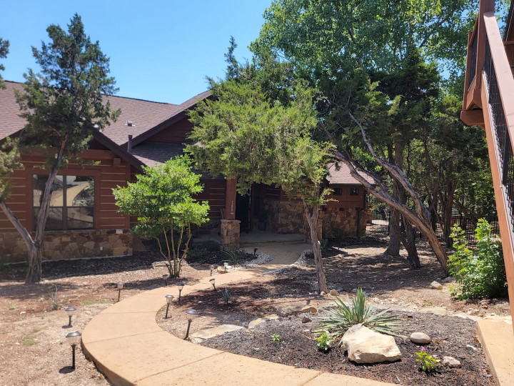 Wooded Bliss: Serene Family Getaway By Lake Travis - Lake Travis, TX