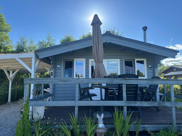 Chalet Situé Dans Un Domaine Proche De Dinant. - Hastière