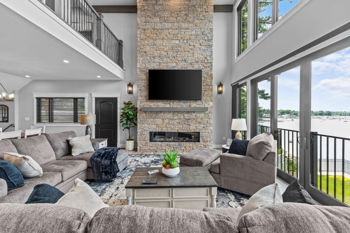 Luxury Lakefront 4br W/ Beach - Colchester, VT